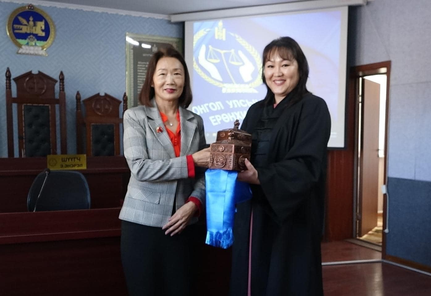 Ерөнхий шүүгчид шүүхийн тамга, тэмдгийг гардууллаа – Булган аймаг дахь ...