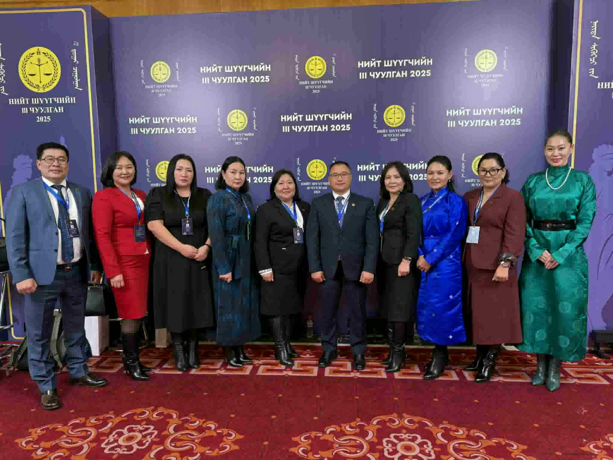 Нийт шүүгчийн III чуулган хуралдаж байна ᠨᠡᠶᠢᠲᠡ ᠰᠢᢉᠦᢉᠴᠢ ᠶ᠋ᠢᠨ ᠭᠤᠷᠪᠠᠳᠤᠭᠠᠷ ...